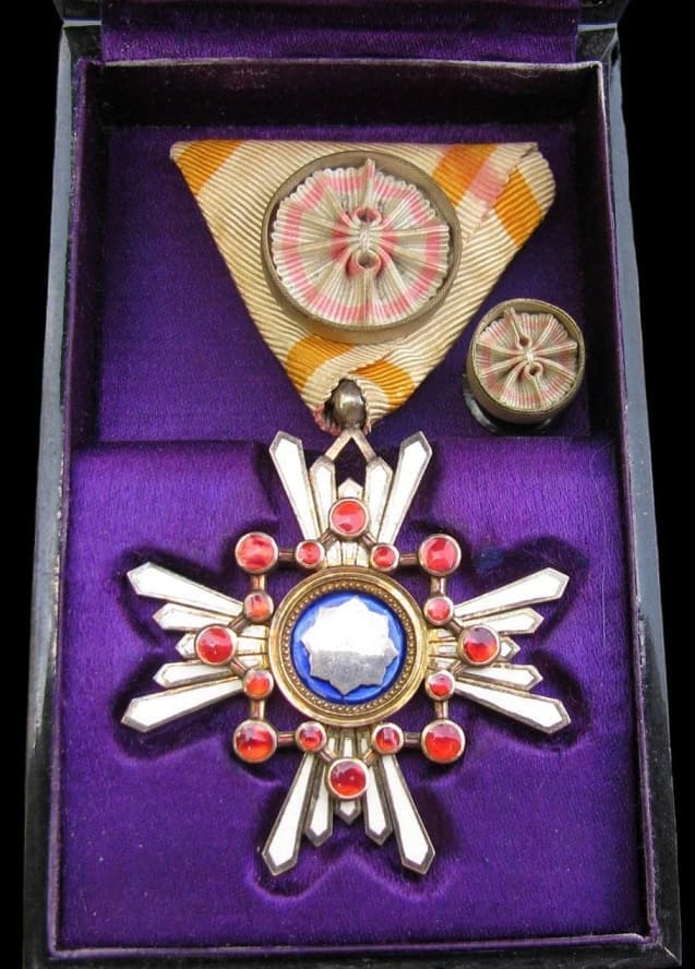 4th class Sacred Treasure Order marked with Two Marks: Mark ナ + Mark 並 ...