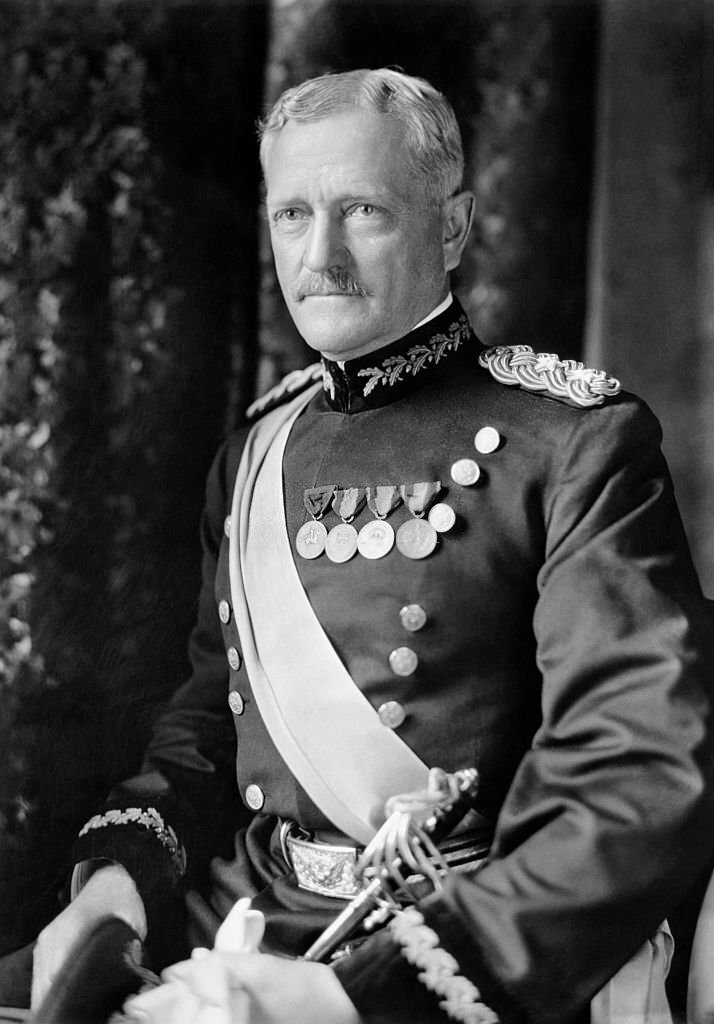 Order of the Paulownia Flowers and other Awards of General of the ...