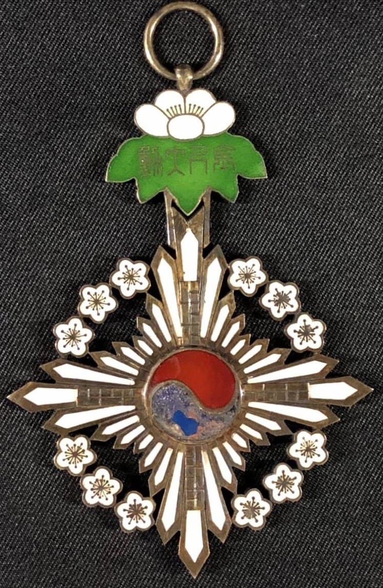Grand Order of the Golden Ruler/대훈위금척대수장/大勳位金尺大綬章 | Medals of Asia