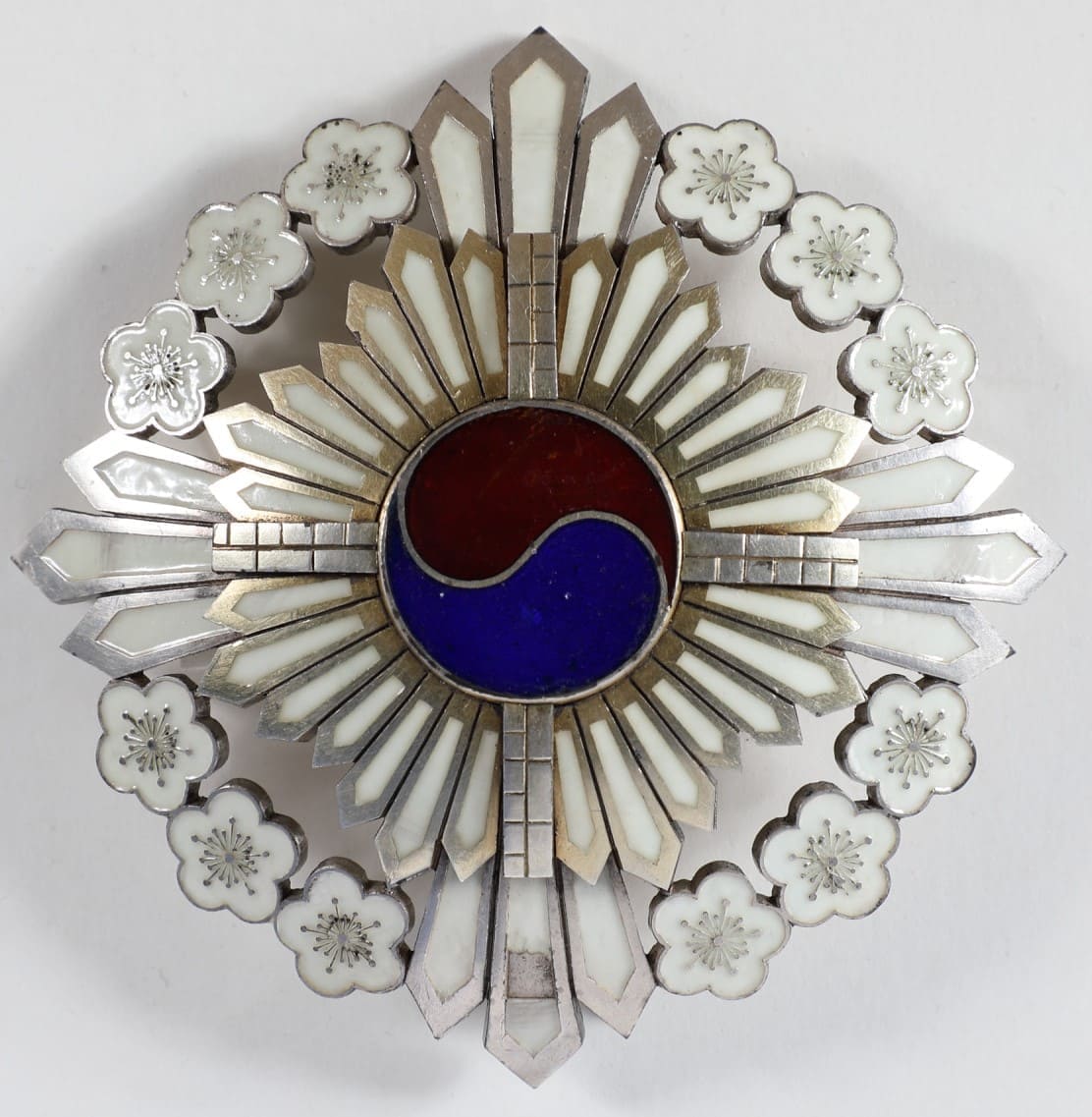 Grand Order of the Golden Ruler/대훈위금척대수장/大勳位金尺大綬章 | Medals of Asia