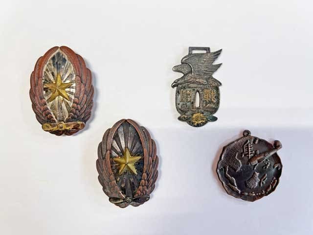 Great East Asian War Commemorative Badges and Watch Fobs/大東亜戦争記念章 ...