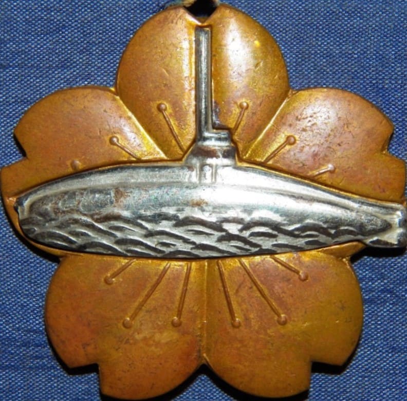 "Wide Hook" variation of Japanese Submariner Badge | Medals of Asia