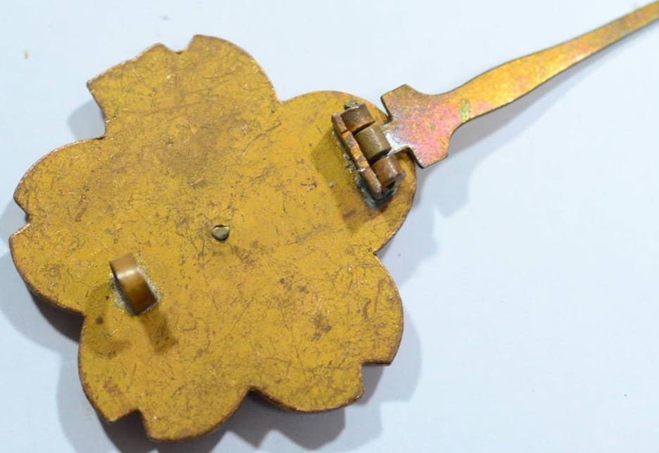 "Wide Hook" variation of Japanese Submariner Badge | Medals of Asia